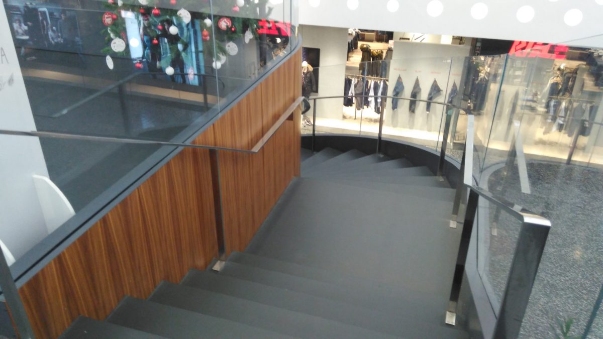 Coop Arezzo - rivestimento curvilineo nuovi negozi - Falegnameria 3F ...